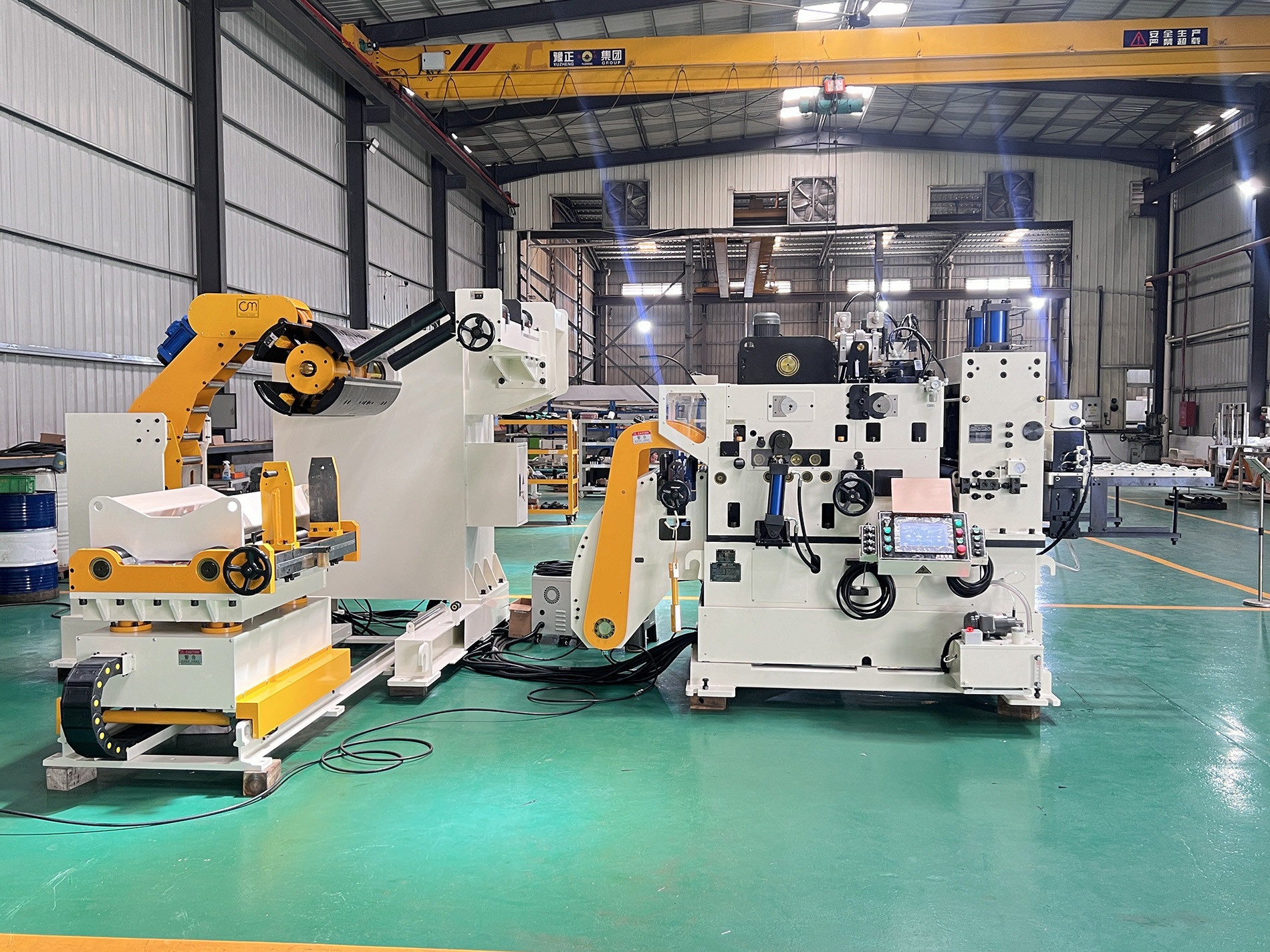 Uncoiling and leveling feeder special for high-strength plate ...